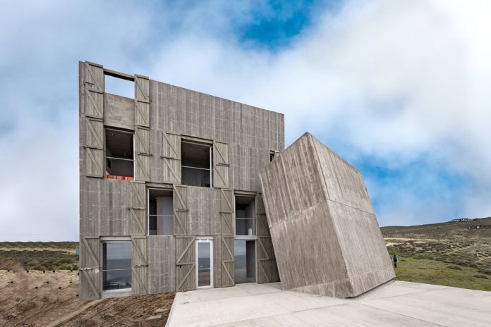 Casa Ocho Quebradas: tres megalitos modernos para vivir frente al mar